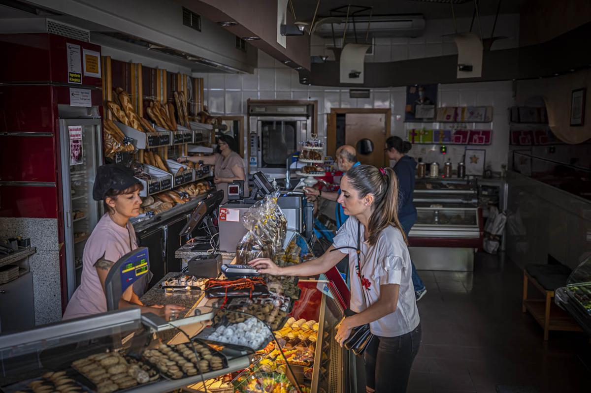 Apagón comercial en los barrios de Barcelona | FOTOS