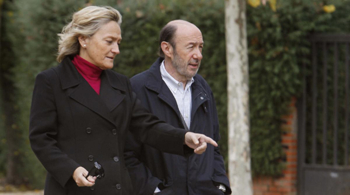 Rubalcaba y su esposa pasean en el parque París, en la localidad ...