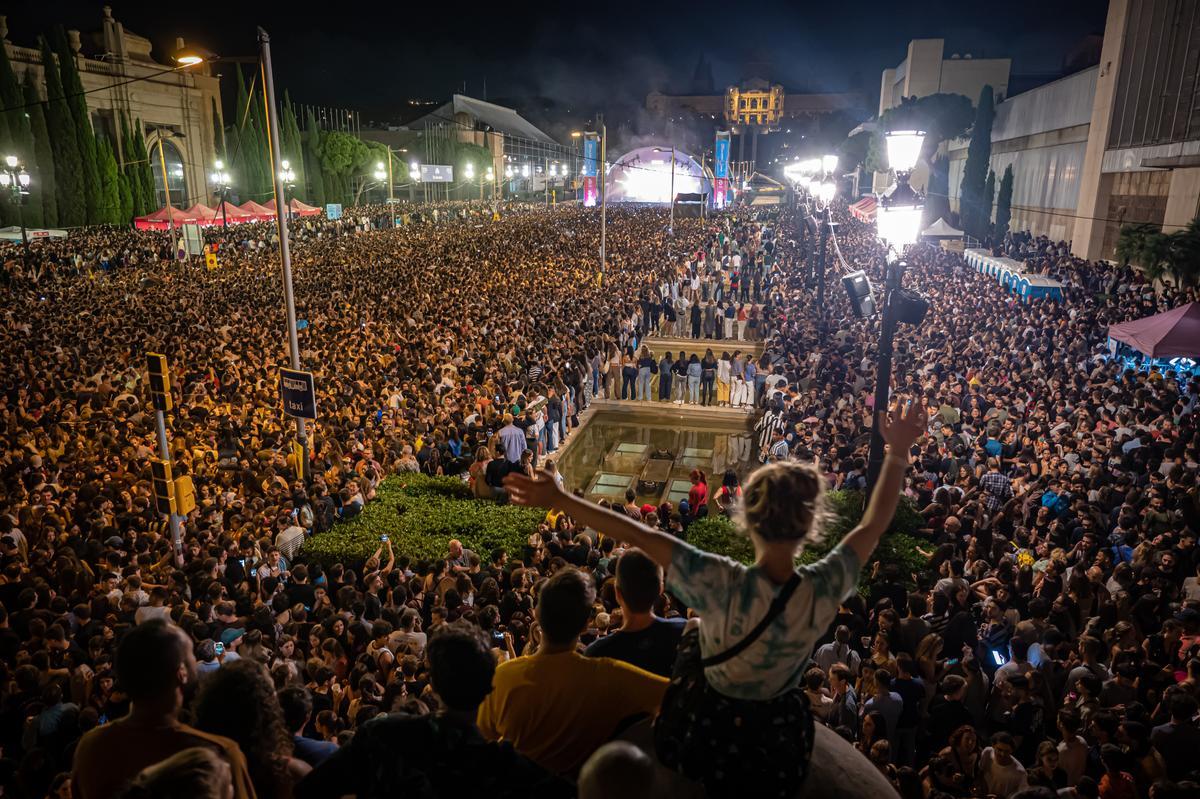 La lluvia protagonista del botellón estrella de la Mercè 2022 | FOTOS