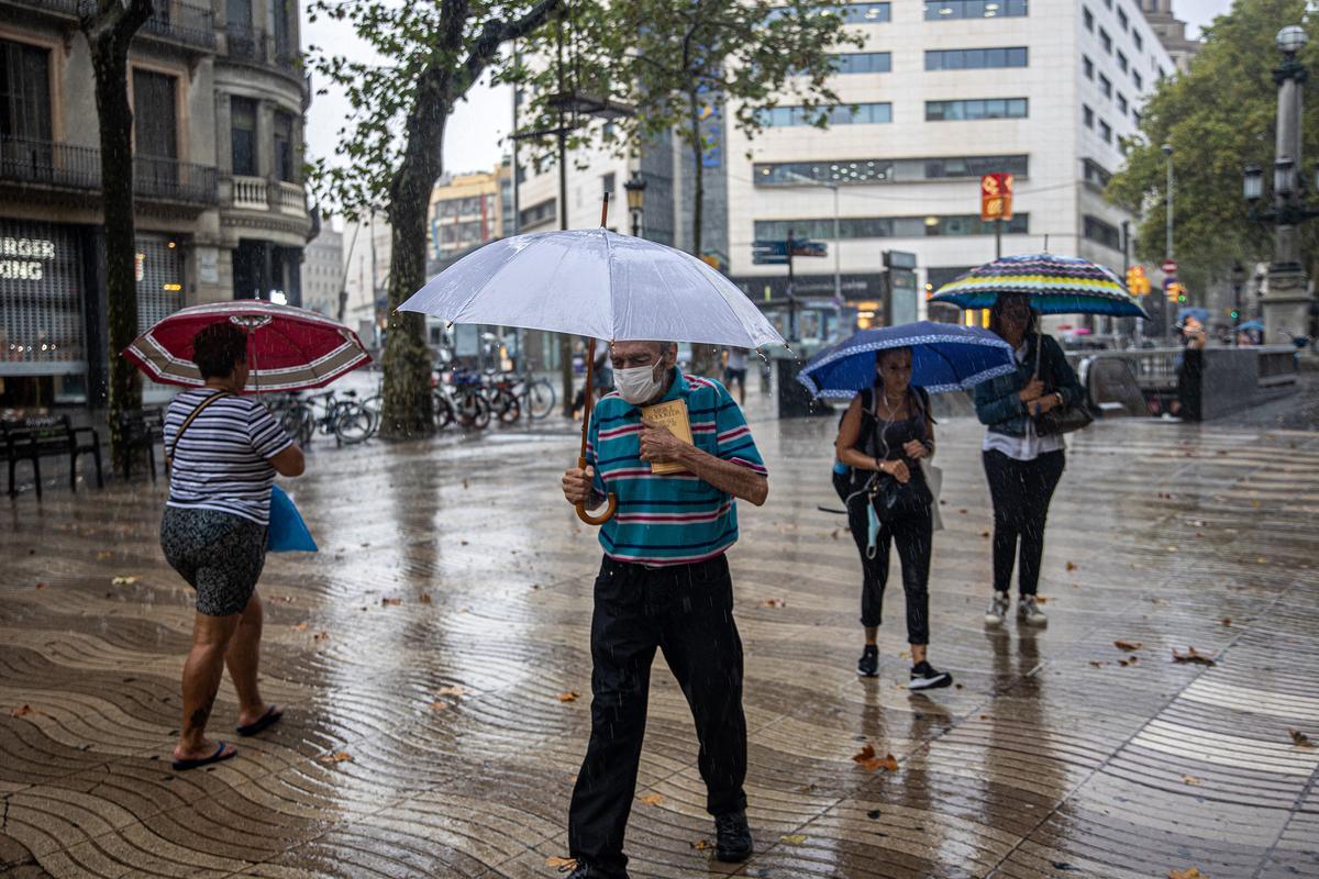 Barcelona despierta con una intensa lluvia