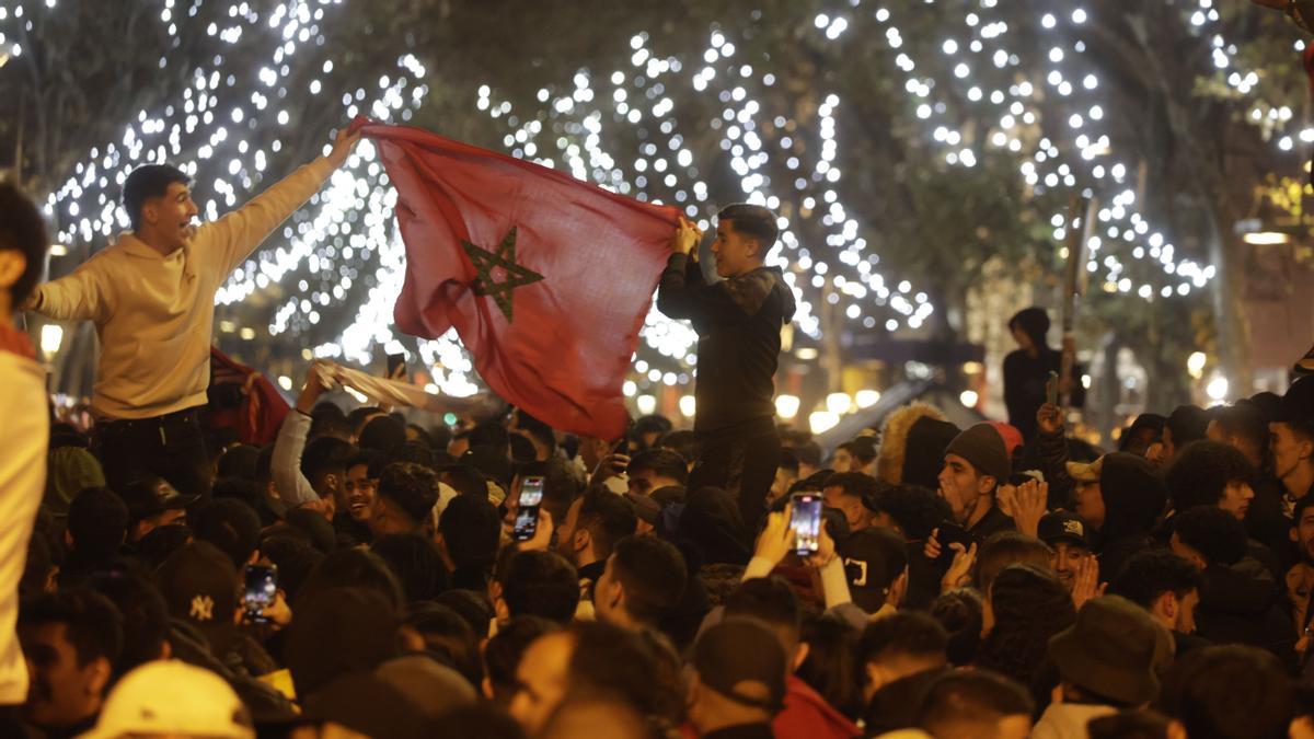 Seguidores marroquís celebran la victoria ante España / FOTOS