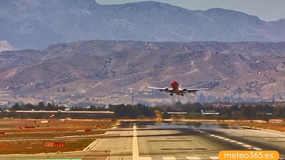 Vídeo | El peligroso aterrizaje de un avión en el aeropuerto de Málaga ...