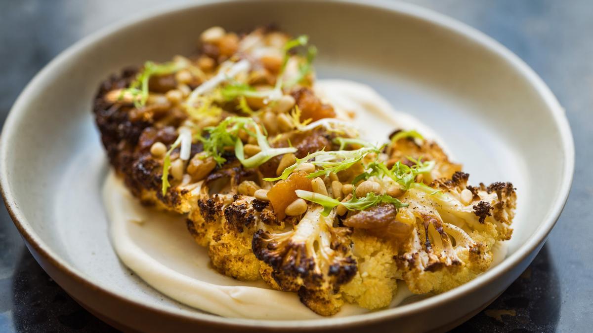 Receta Cómo Hacer Una Fantástica Coliflor Asada Con Puré De Apionabo
