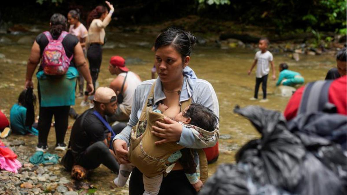 Migrantes cruzan el río Muerto en el Tapón del Darién, de viaje hacia ...