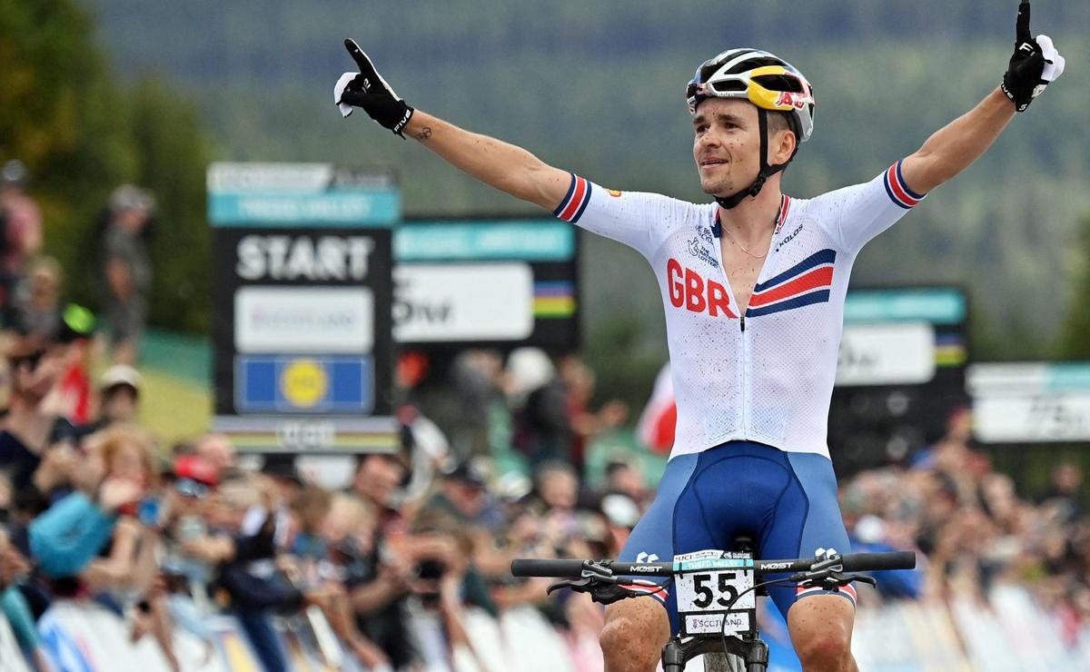 Van der Poel se cae y el británico Pidcock se corona campeón mundial de ...