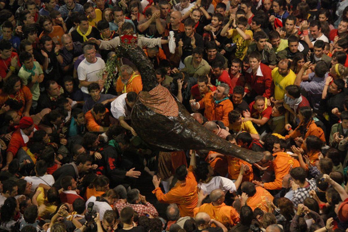 Berga vive uno de los jueves de Patum con más afluencia de su historia