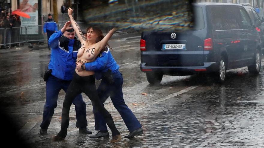 Dos activistas de Femen protestan ante Trump en las conmemoraciones de