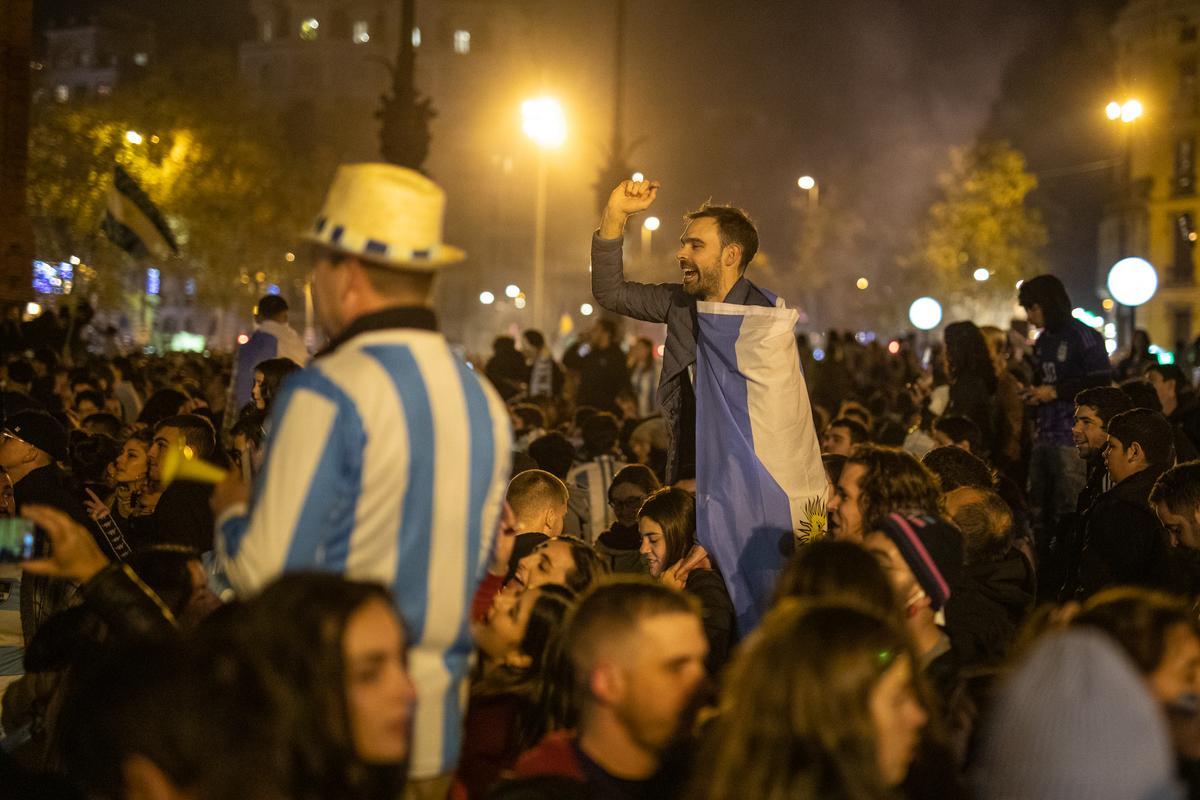Euforia desatada entre la afición argentina en el Arc de Triomf de ...
