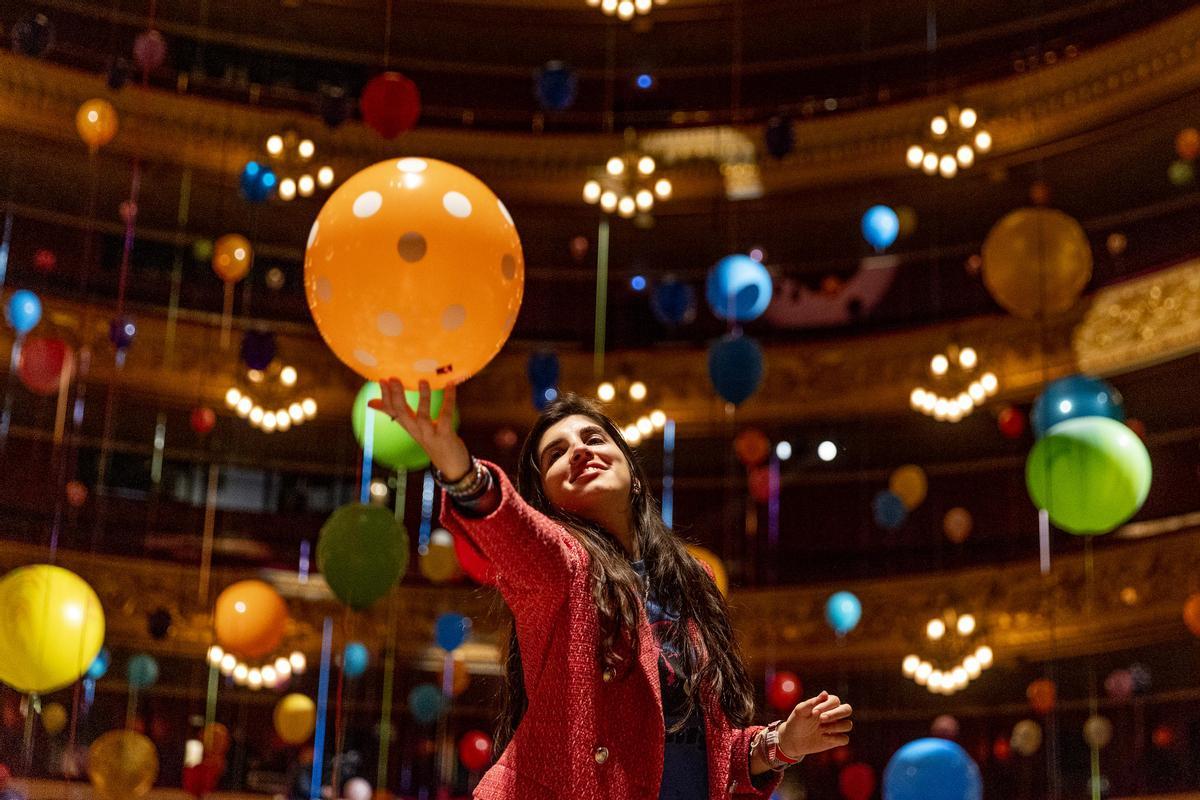 La artista brasileña Flávia Junqueira llena de globos el Liceu
