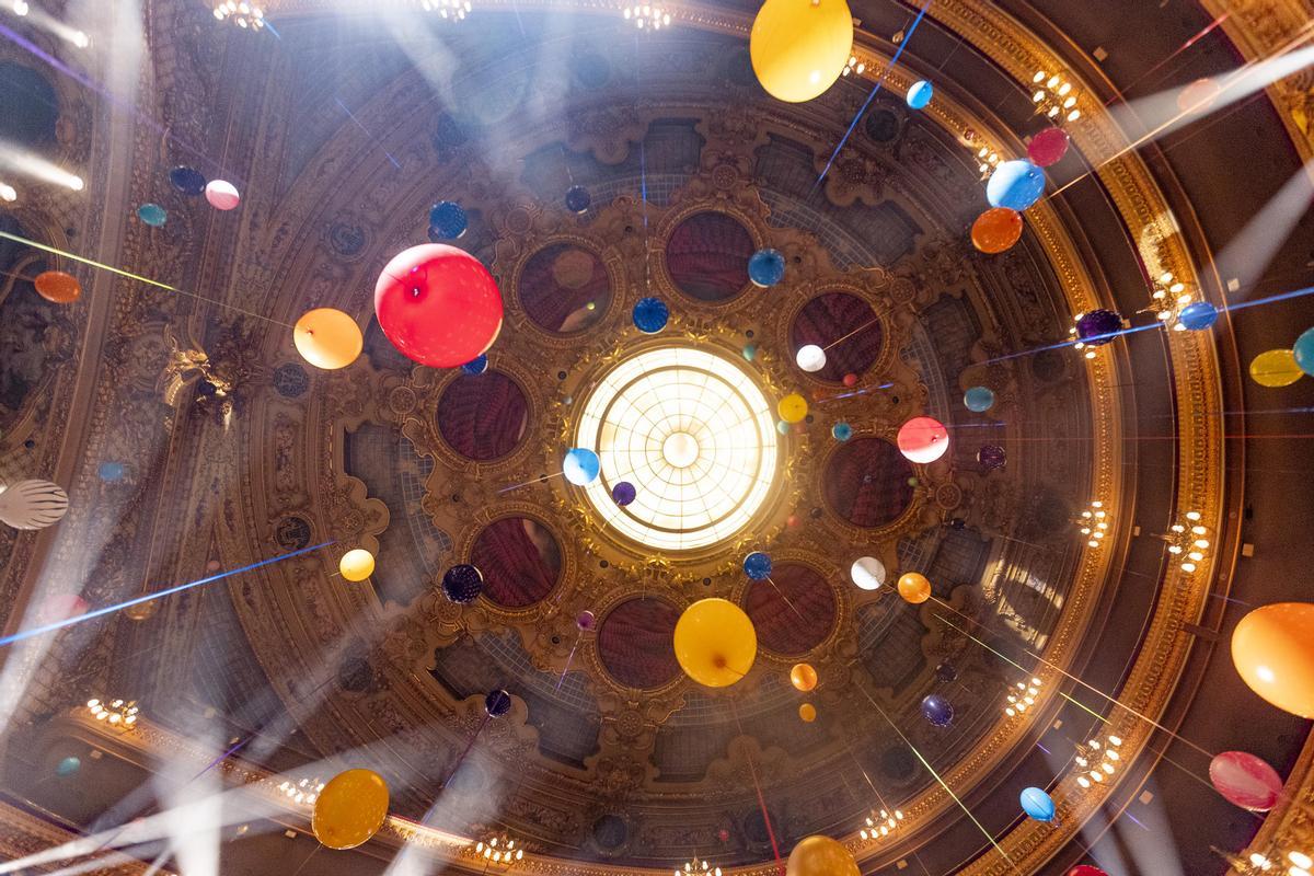 La artista brasileña Flávia Junqueira llena de globos el Liceu