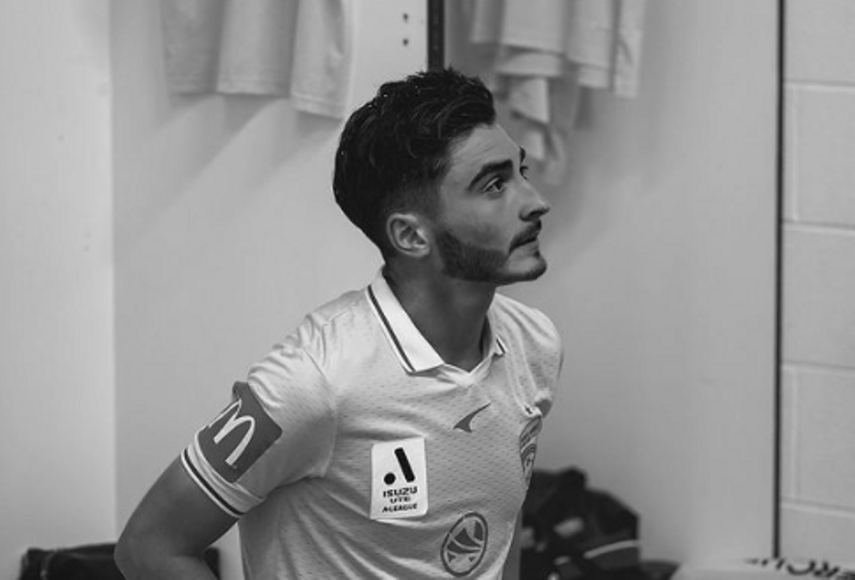 El futbolista Josh Cavallo denuncia insultos homófobos en un partido