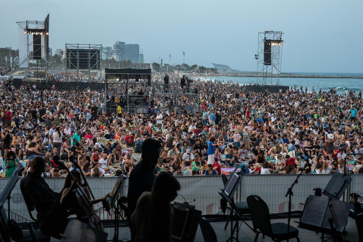 Concierto de la OBC en la playa de Bogatell | FOTOS