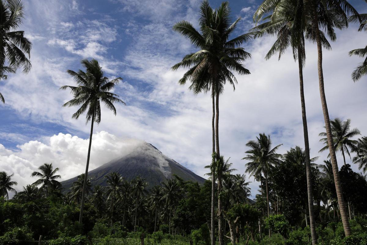 El volcán Mayón sigue activo en Filipinas | FOTOS
