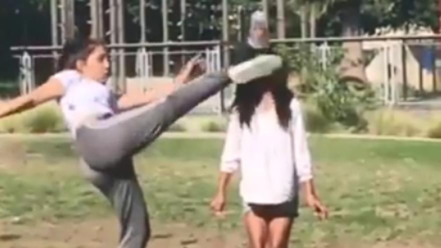 Cuando el vídeo viral no sale como esperabas: patea a su hermana