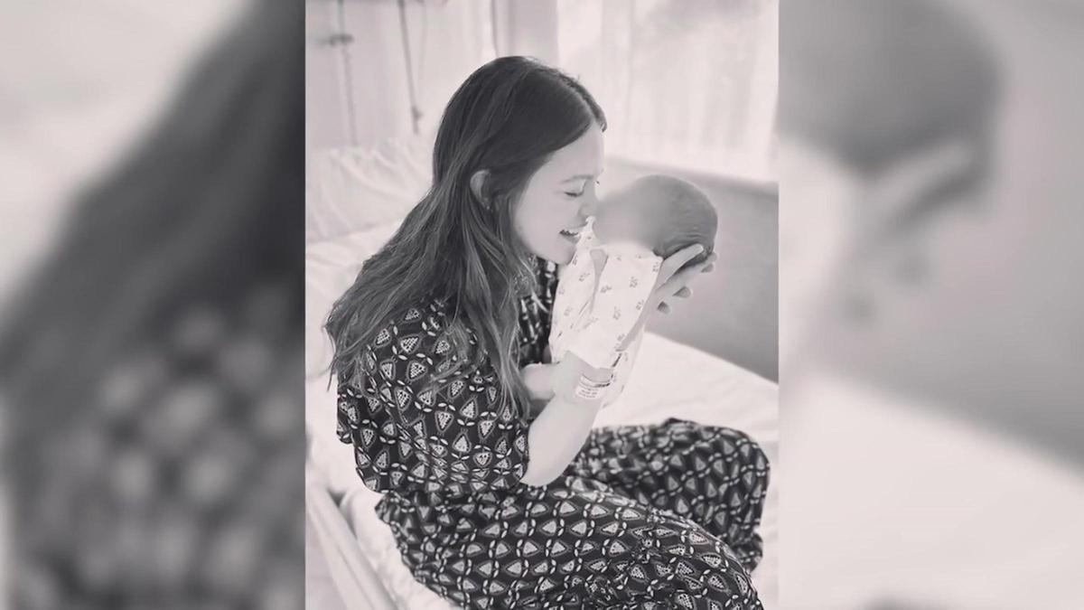 Isabelle Junot, "en una nube", presenta a su hija recién nacida, Philippa