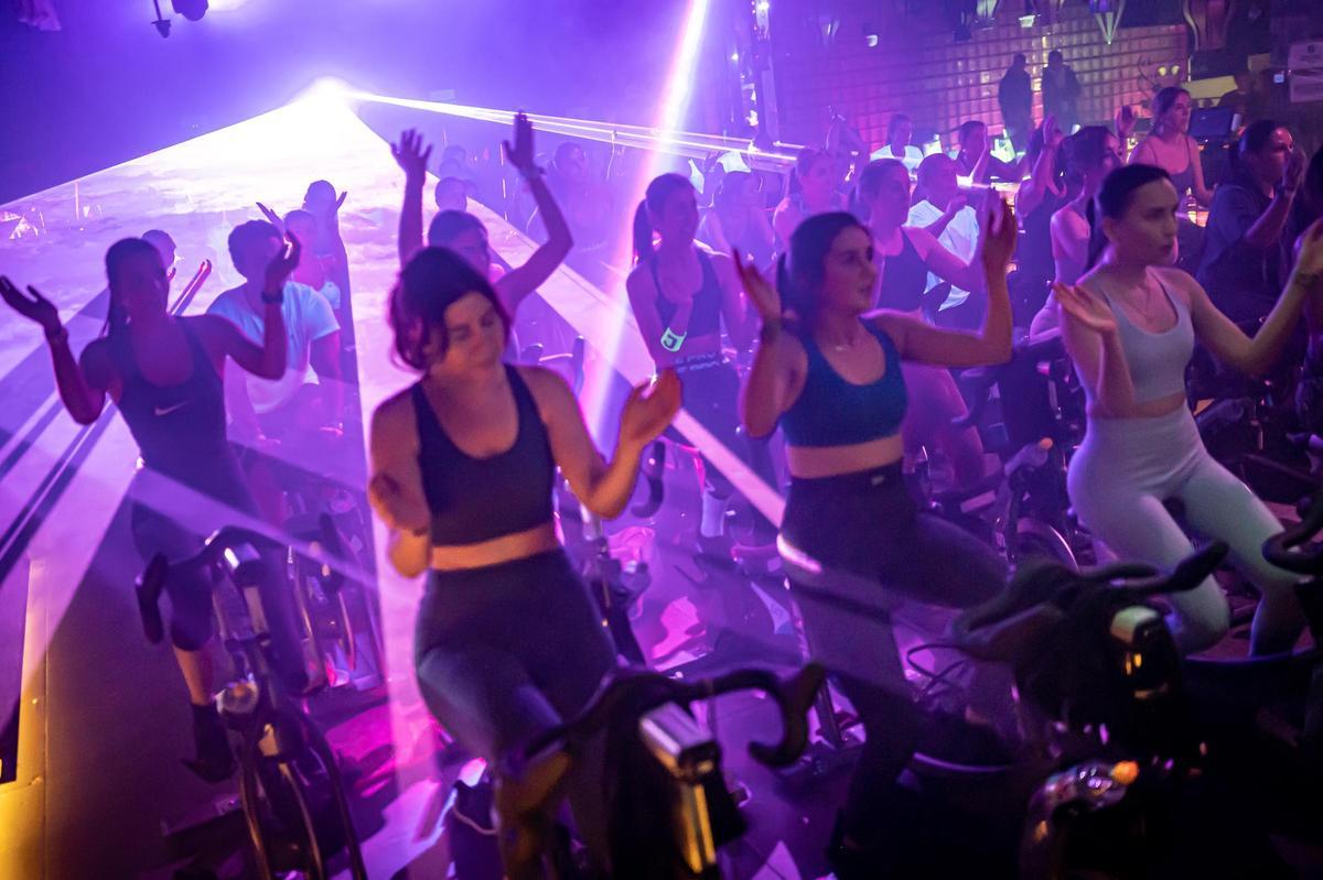 Sesión de ciclismo 'indoor' de Lapso Studios en la discoteca Bling Bling | FOTOS