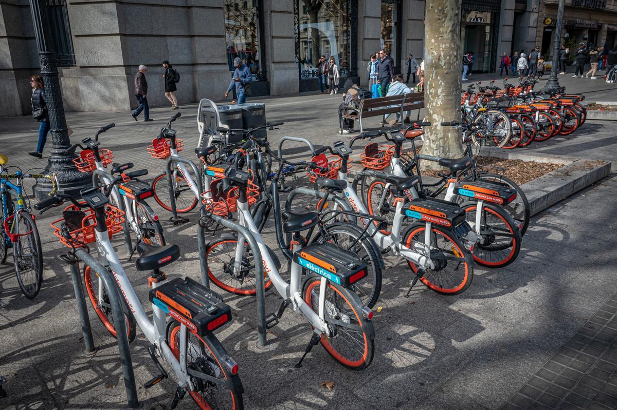 Bicicletas compartidas ocupan estacionamientos públicos de Barcelona ...