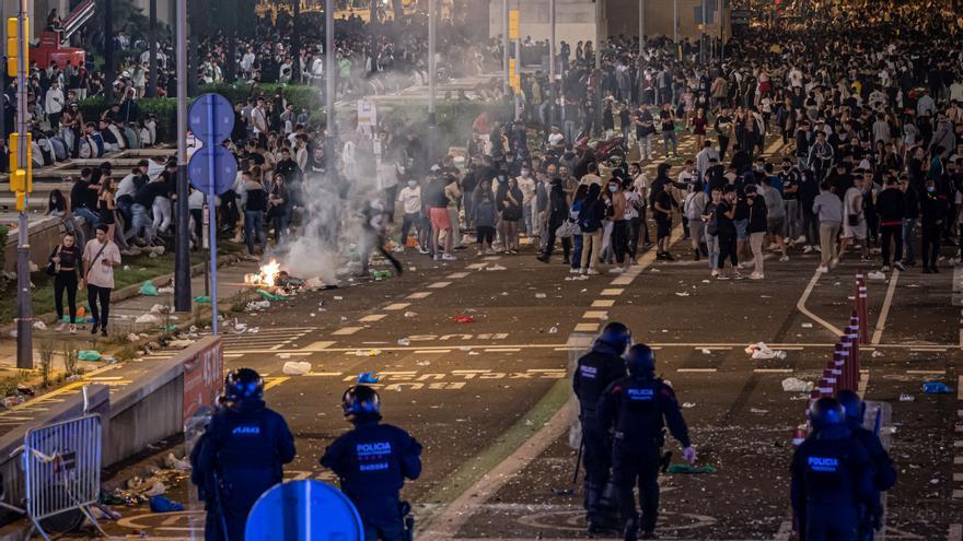 El ‘macrobotellon’ pren la platja de Barcelona malgrat els controls