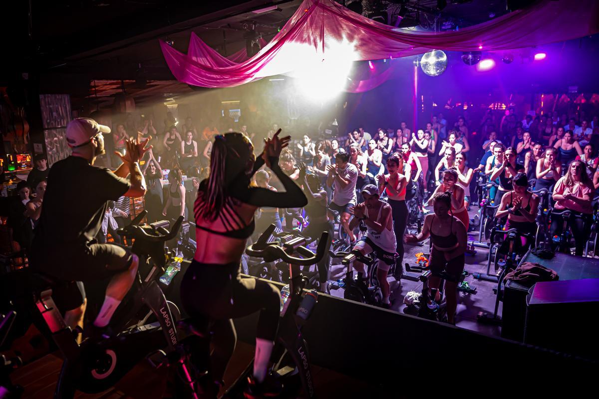 Sesión de ciclismo 'indoor' de Lapso Studios en la discoteca Bling Bling | FOTOS
