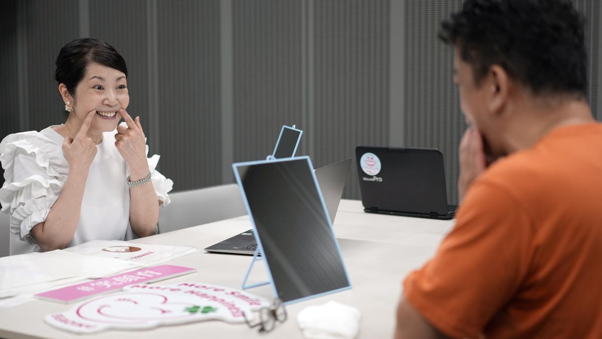 Clases para sonreír tras el fin de la mascarilla en Japón | FOTOS