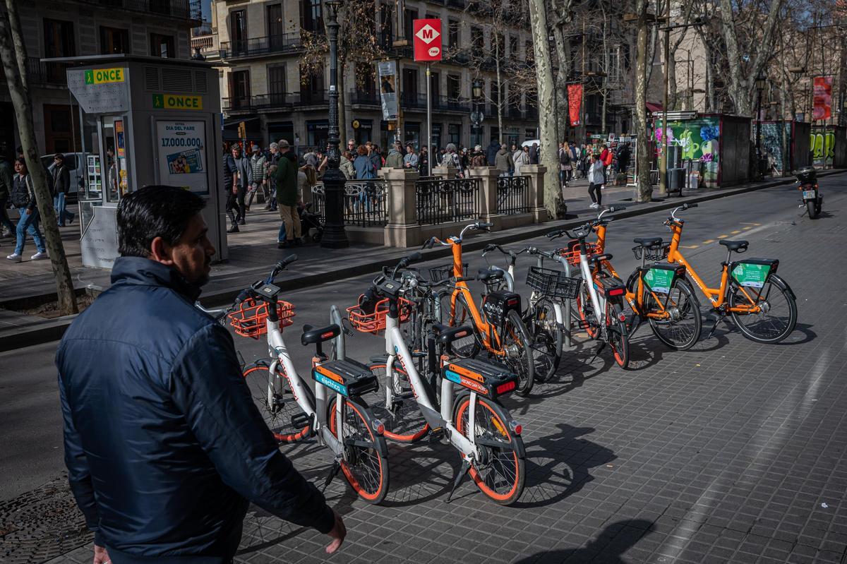 Bicicletas compartidas ocupan estacionamientos públicos de Barcelona ...