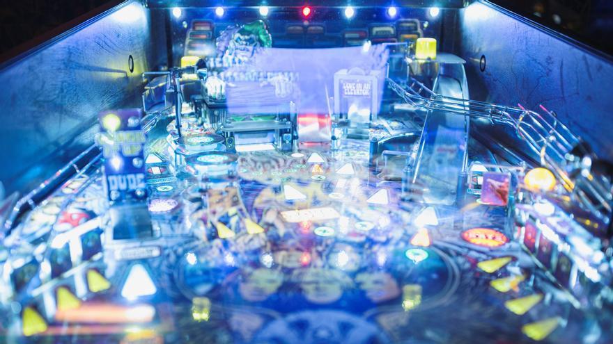 Els últims bars on es pot jugar al ‘pinball’ a Barcelona / MAPA