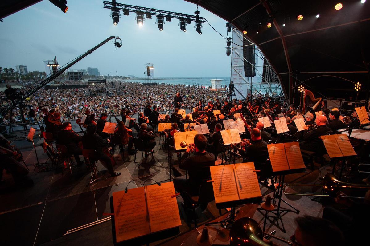 Concierto de la OBC en la playa de Bogatell | FOTOS