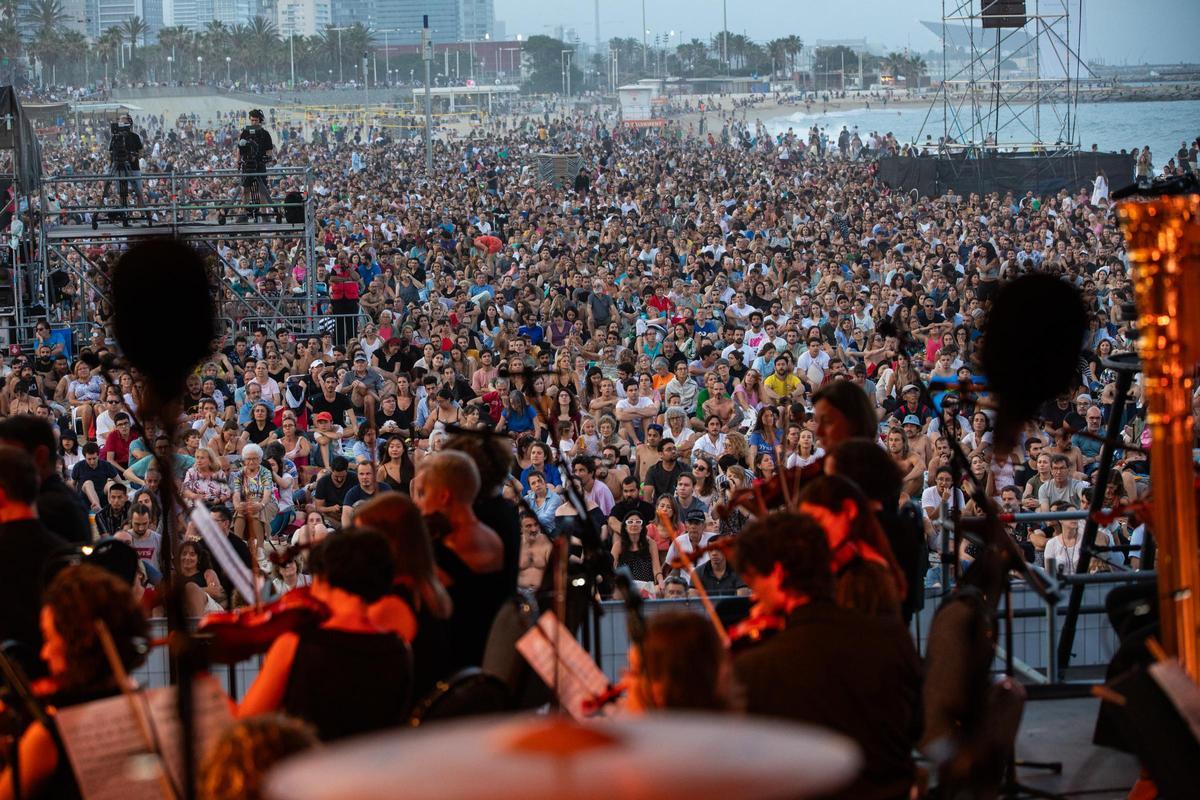 Concierto de la OBC en la playa de Bogatell | FOTOS