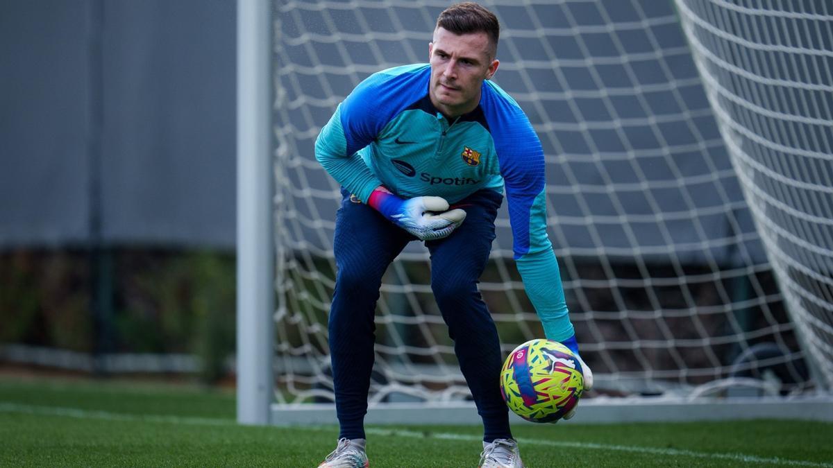 El Barça inscribe a Iñaki Peña con ficha profesional y podrá debutar en ...