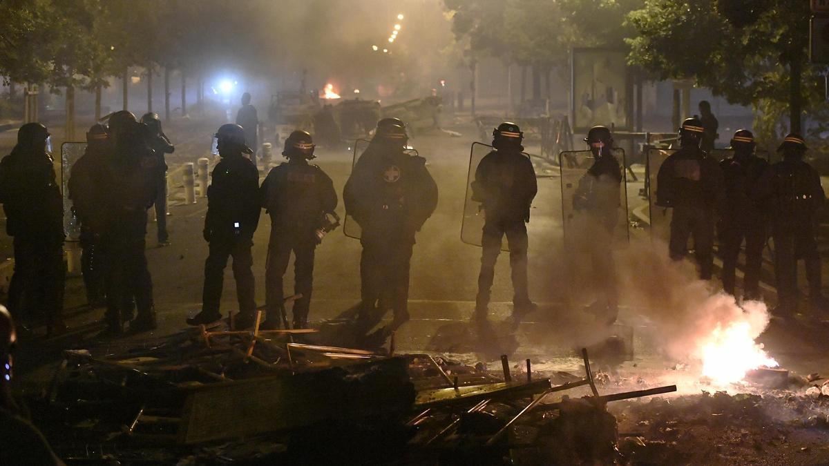 Tercera noche de violencia en Nanterre, Francia, tras matar la policía ...