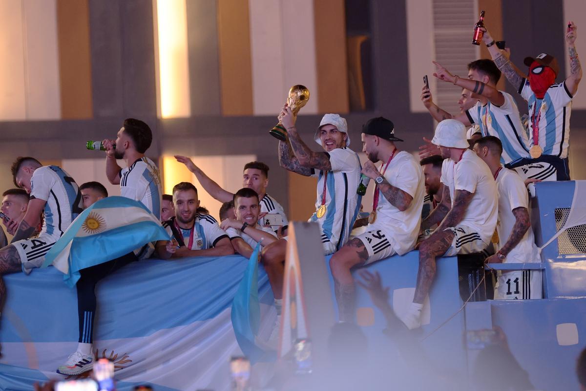 Aficionados de todo el mundo celebran la victoria de Argentina | FOTOS