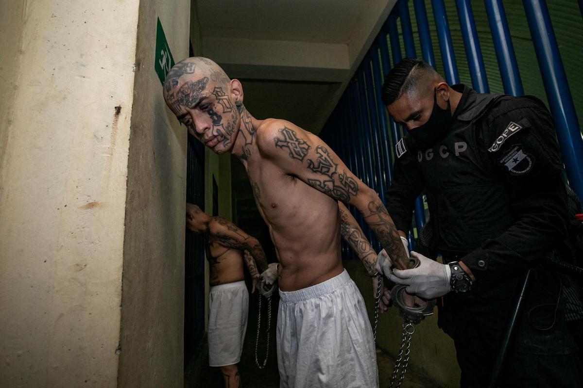 Traslado de pandilleros a una nueva mega cárcel, en El Salvador | FOTOS