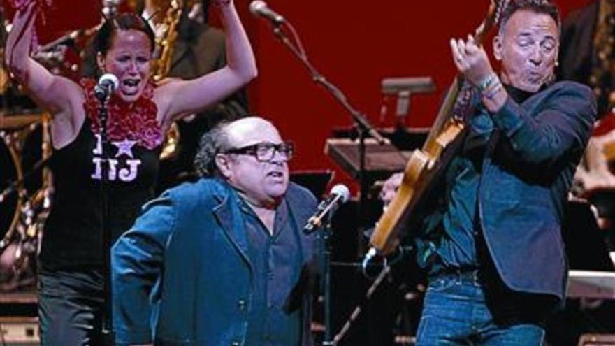 Bruce Springsteen y Danny DeVito cantan en honor a su Nueva Jersey natal