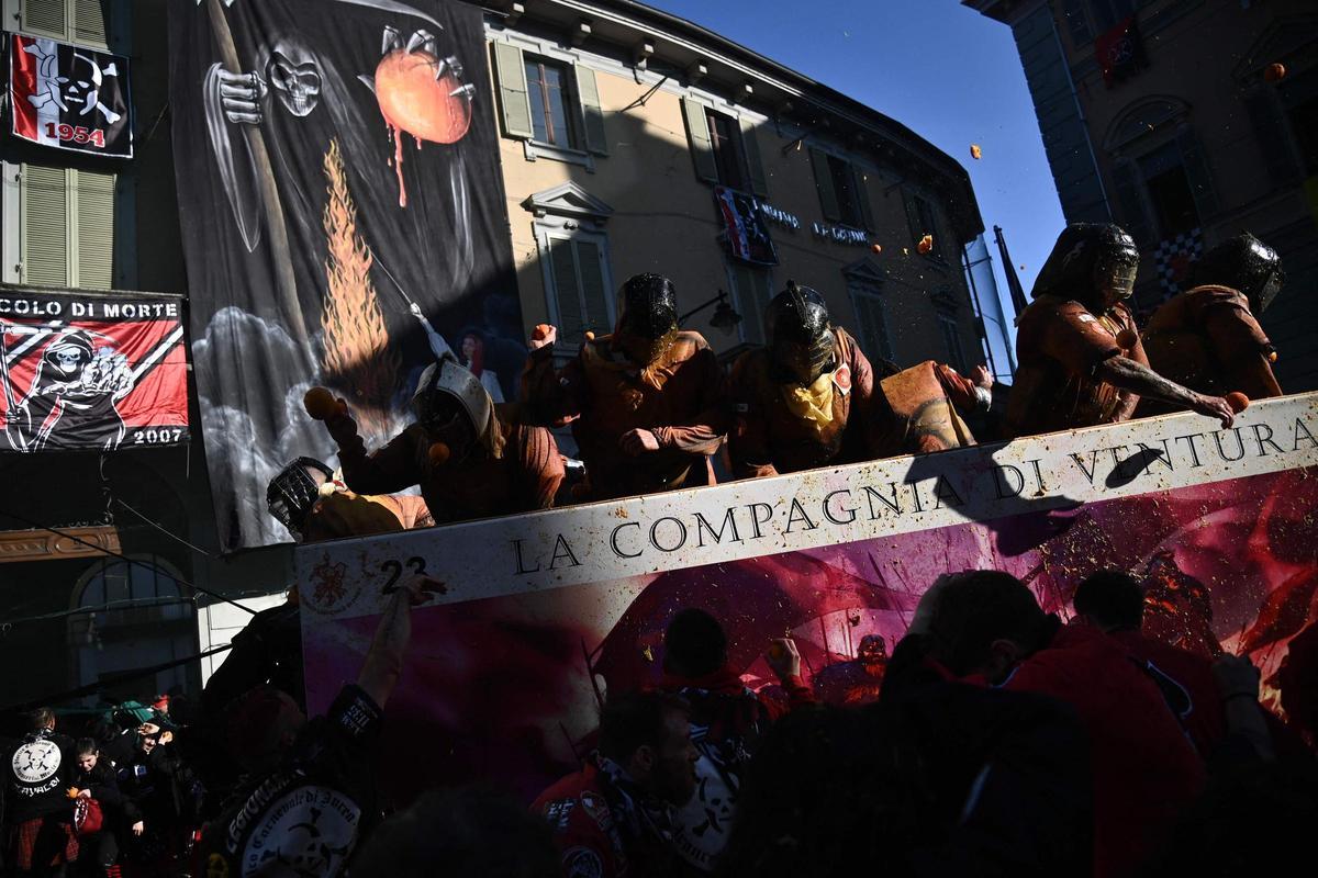 Batalla de las naranjas en el Carnaval de Ivrea, cerca de Turín | FOTOS