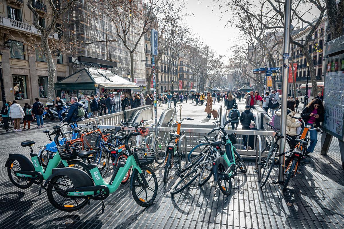 Bicicletas compartidas ocupan estacionamientos públicos de Barcelona ...