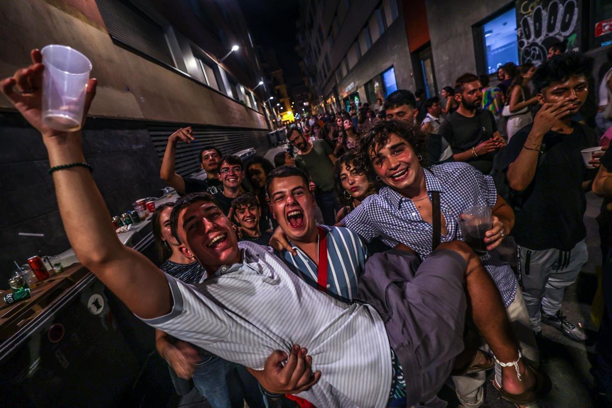El botellón masivo resiste en la madrugada de las fiestas de Gràcia | FOTOS