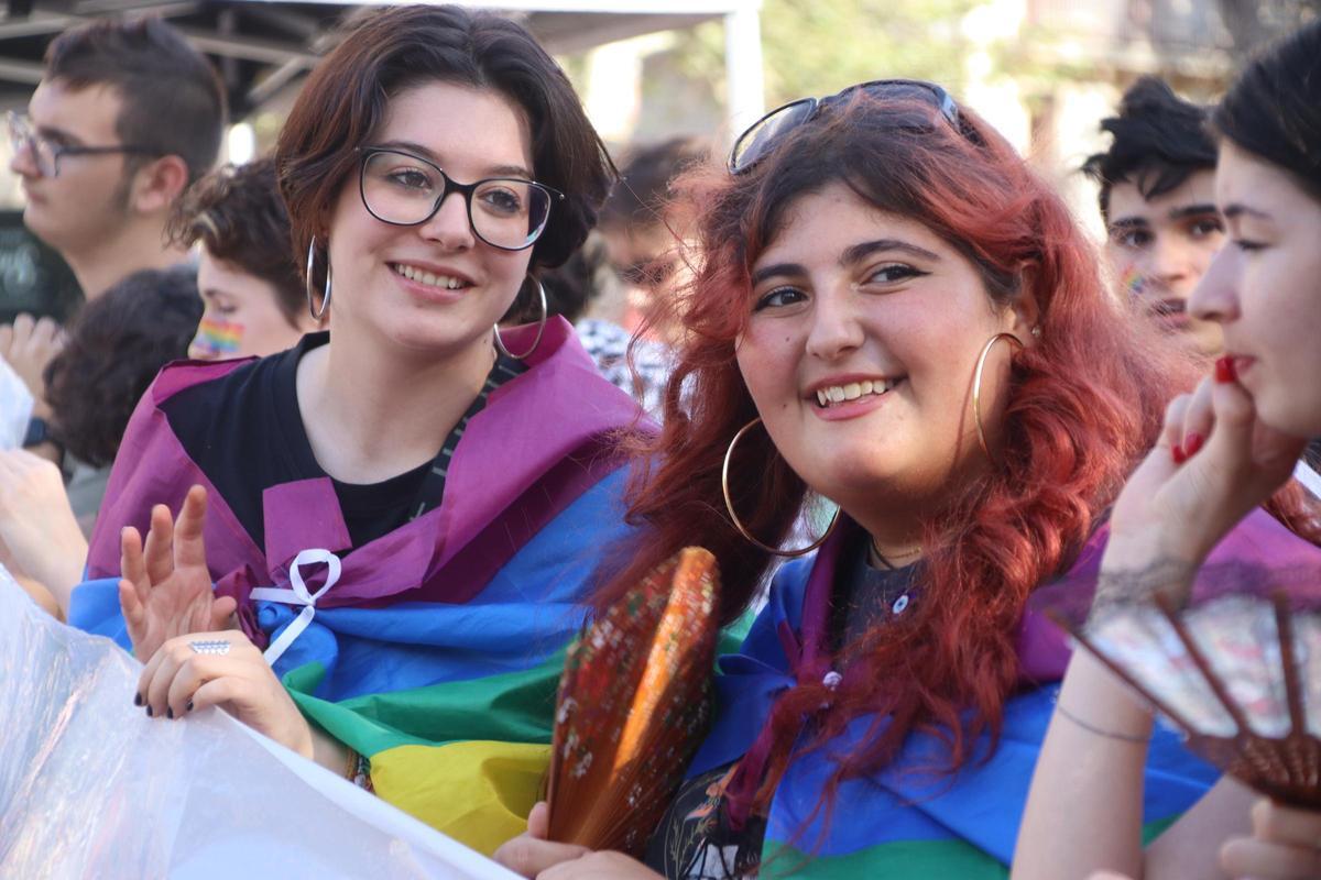 Cientos de personas participan en la marcha con motivo del Orgullo LGTBI, en Barcelona