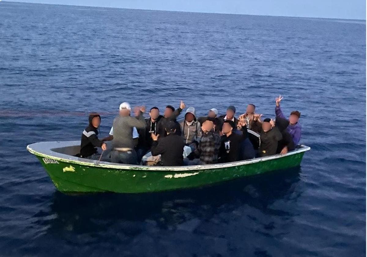 Rescatan una patera con 47 personas a 17 millas de Lanzarote