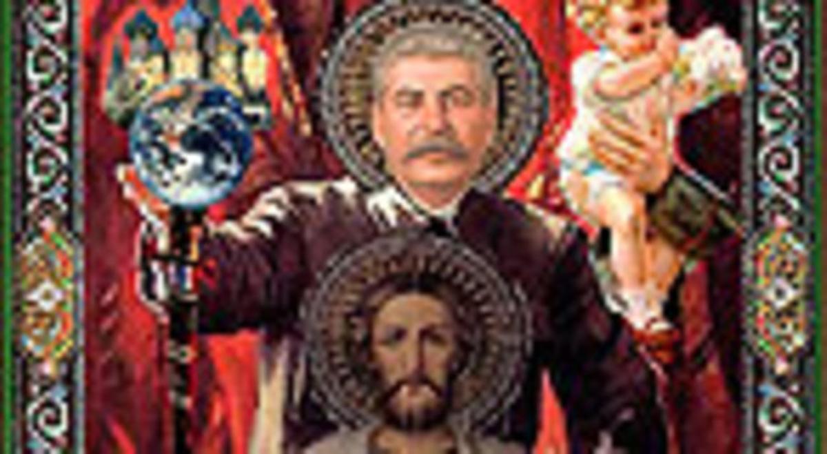 Un sacerdote de San Petersburgo pinta en un icono la figura del ...