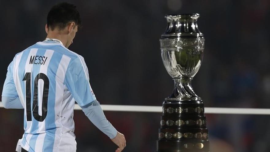 Messi y Bravo, rivales en la Copa América