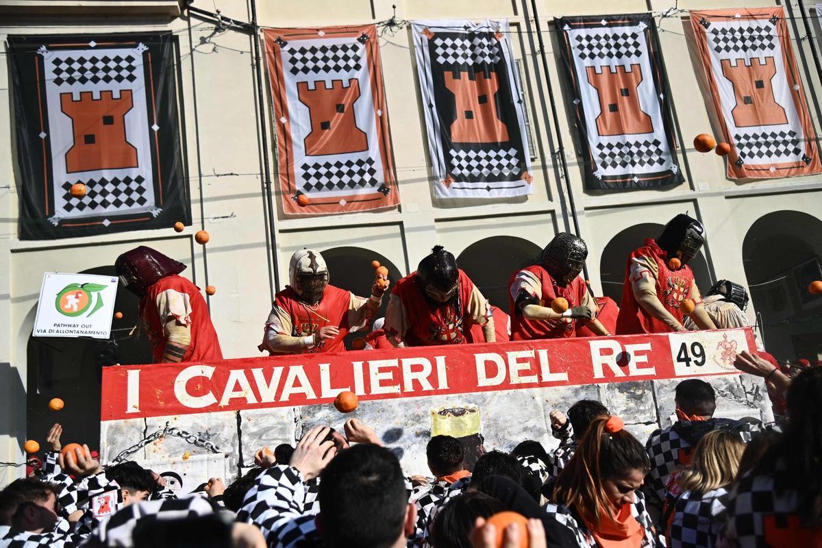 Batalla de las naranjas en el Carnaval de Ivrea, cerca de Turín | FOTOS
