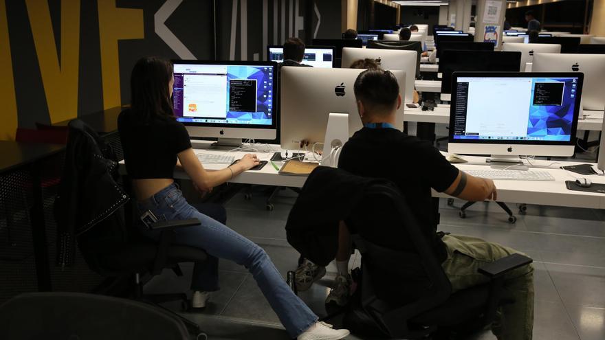 Aprender a programar gratis, sin profesores y a ciegas: así funciona el ...