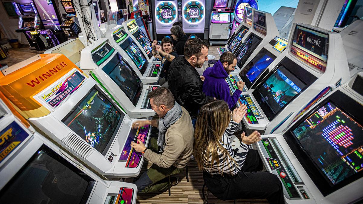 El cielo arcade está en Cornellà: en esta nave hay 65 pinballs y más de ...
