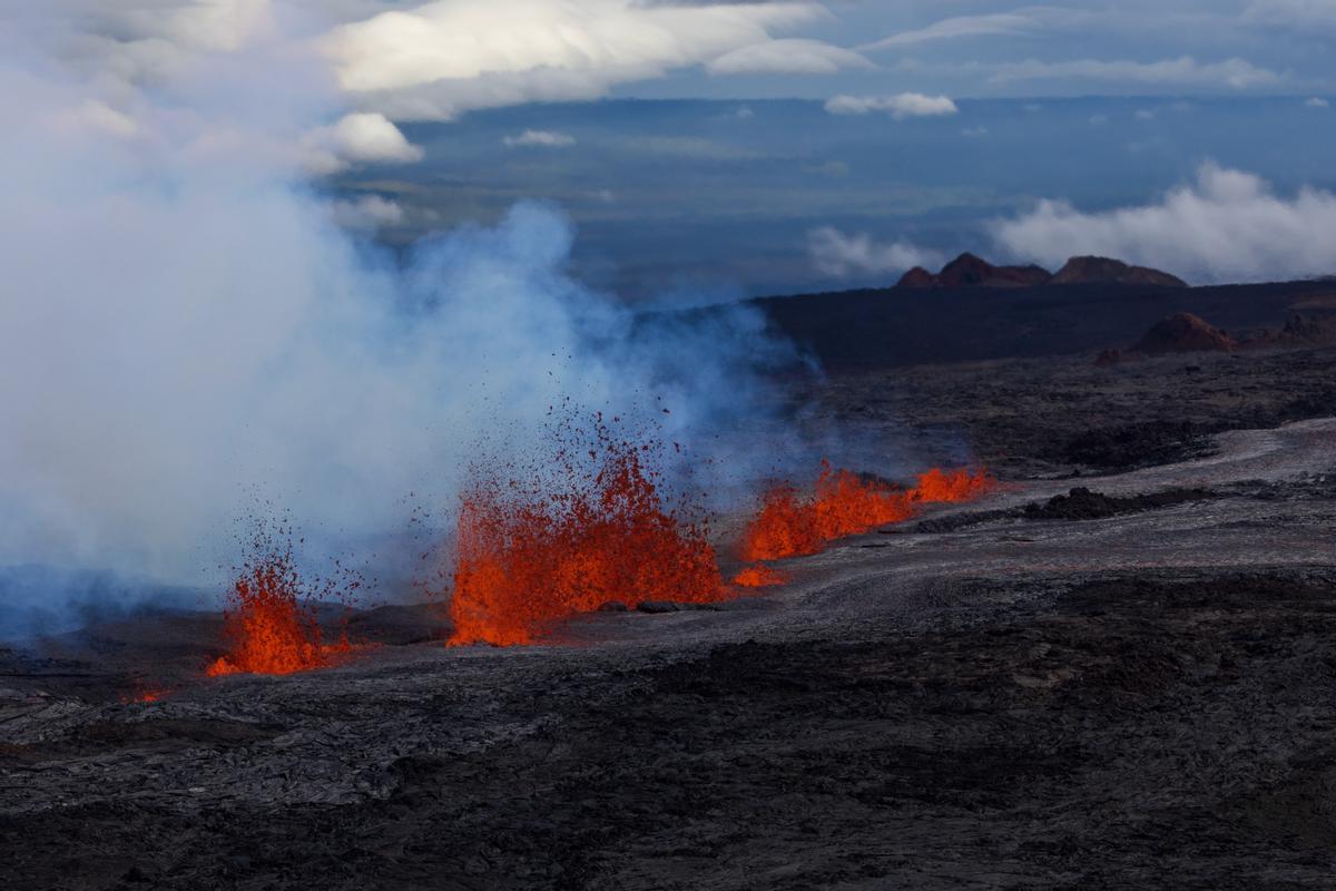 El volcán Mauna Loa (Hawái) entra en erupción por primera vez en 40 ...