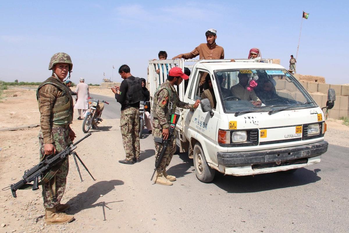 Grupo talibán realiza secuestro masivo de 60 civiles en Afganistán