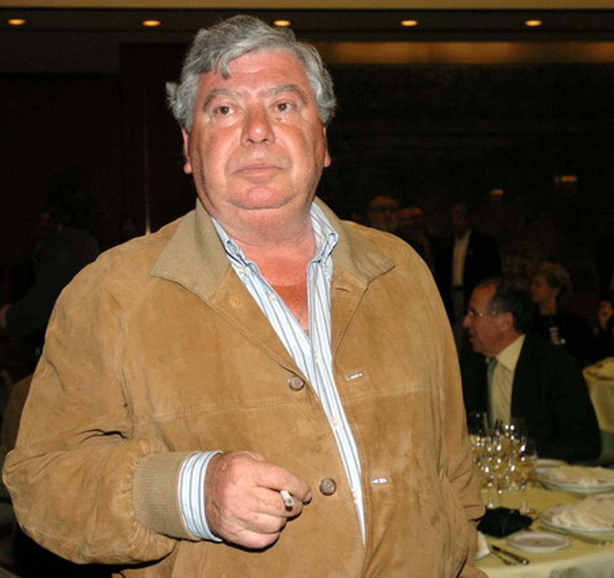 Corcuera se enfrenta a la policía para acceder a la Feria de Abril de ...