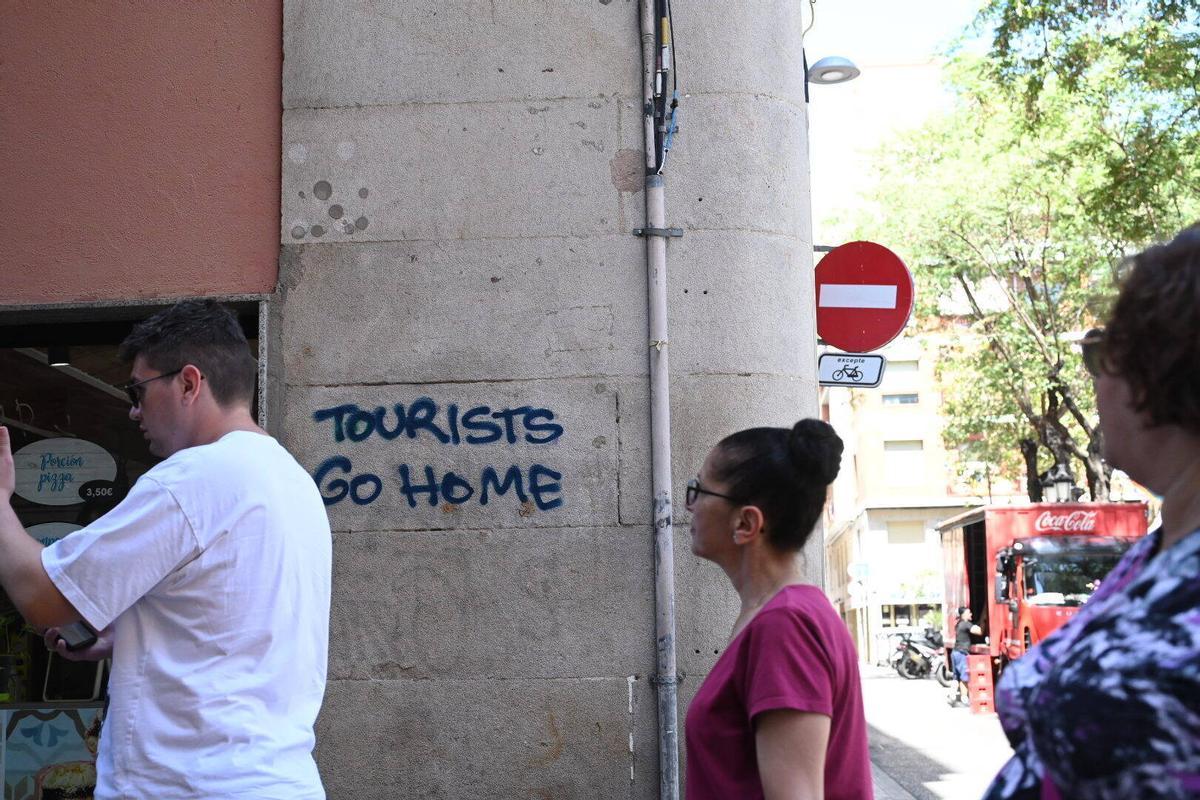 Pintadas contra los turistas en Gràcia el día de inicio de la fiesta ...
