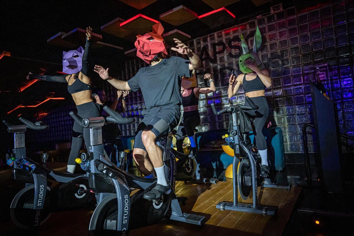 Sesión de ciclismo 'indoor' de Lapso Studios en la discoteca Bling Bling | FOTOS