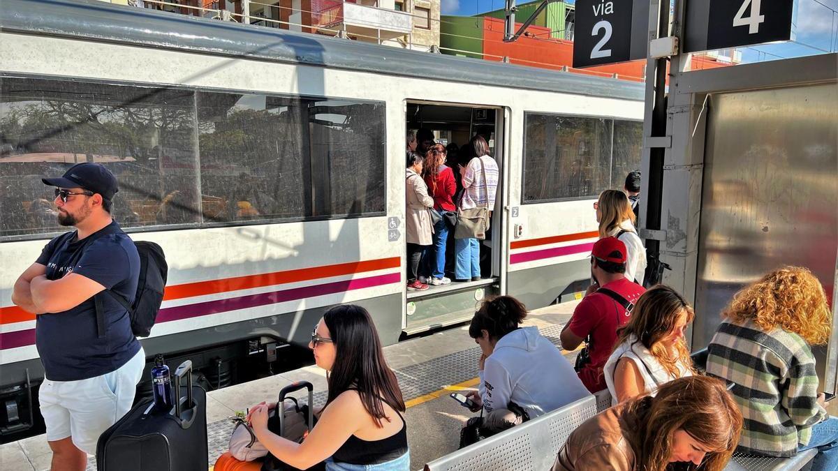 Autobus lanzadera por la avería en la R2 Sud de Rodalies Renfe ...