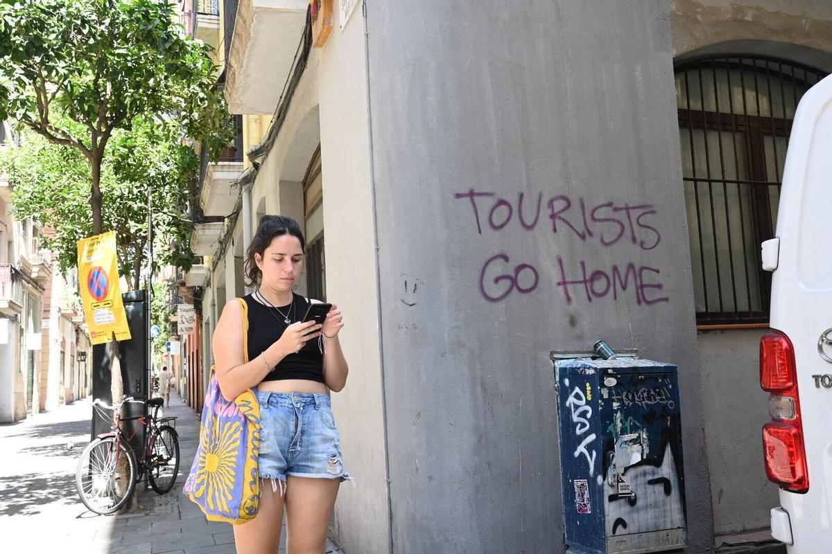 Pintadas contra los turistas en Gràcia el día de inicio de la fiesta ...